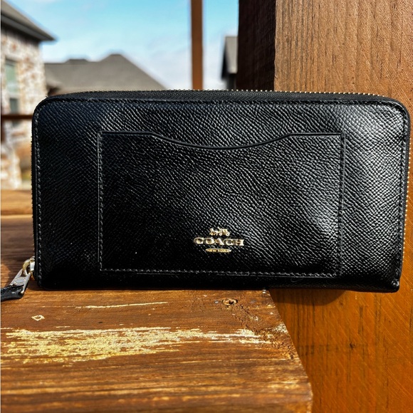 Coach | Bags | Euc Coach Patented Leather Long Zip Excellent Condition ...